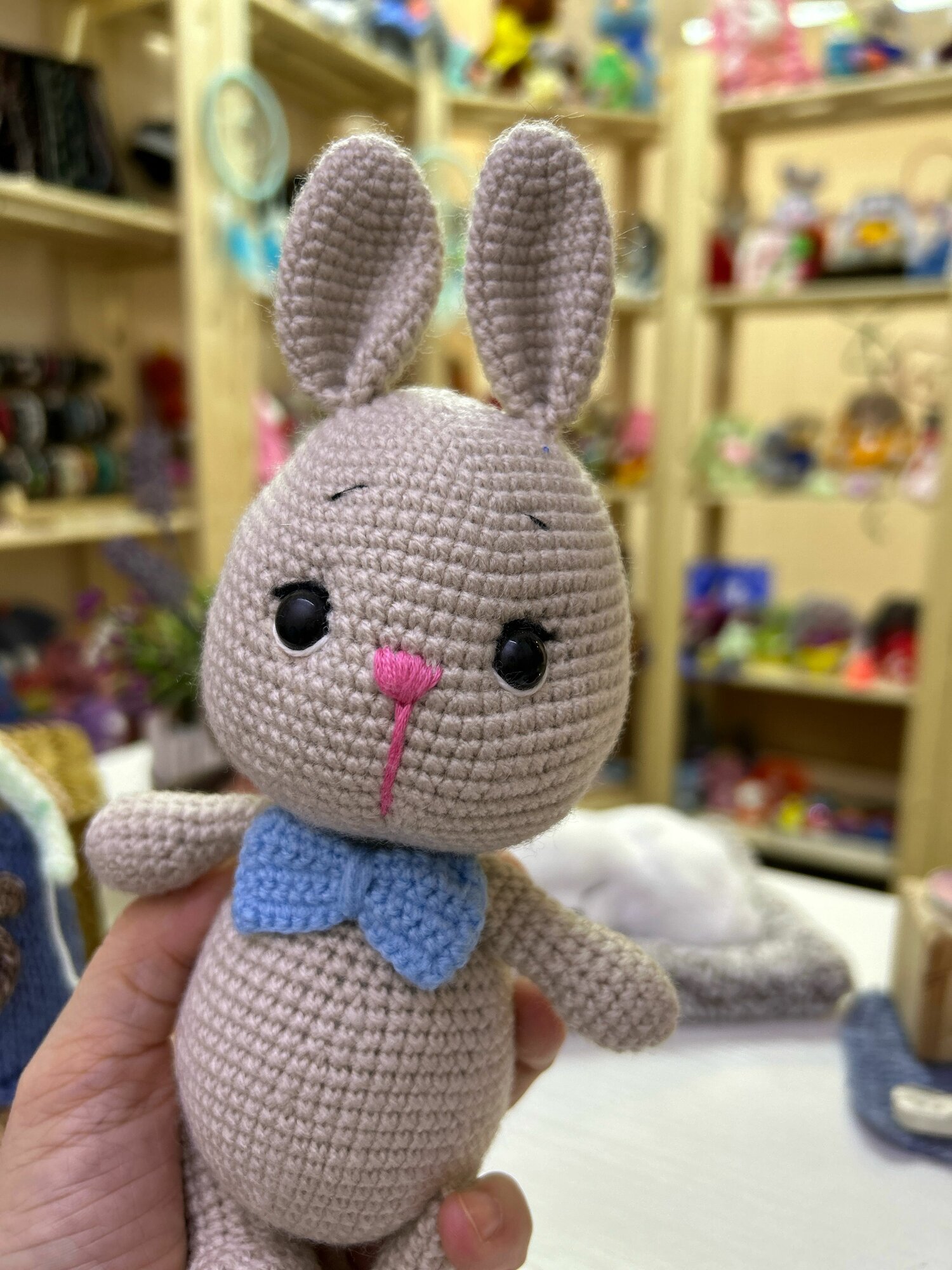 Вязаная игрушка. Вязаная зайка ручная работа. Подвеска на рюкзак