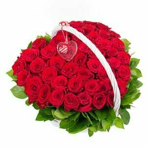101 роза в корзинке сердце. Букет в корзине из 101 розы 50 см. (Эквадор)