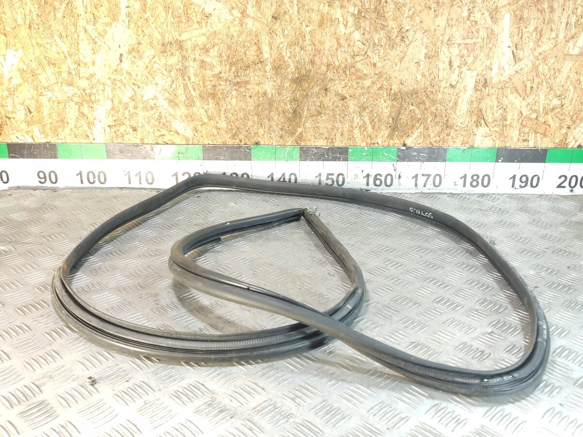Уплотнитель двери задней правой TOYOTA Camry v50 6233133110C0