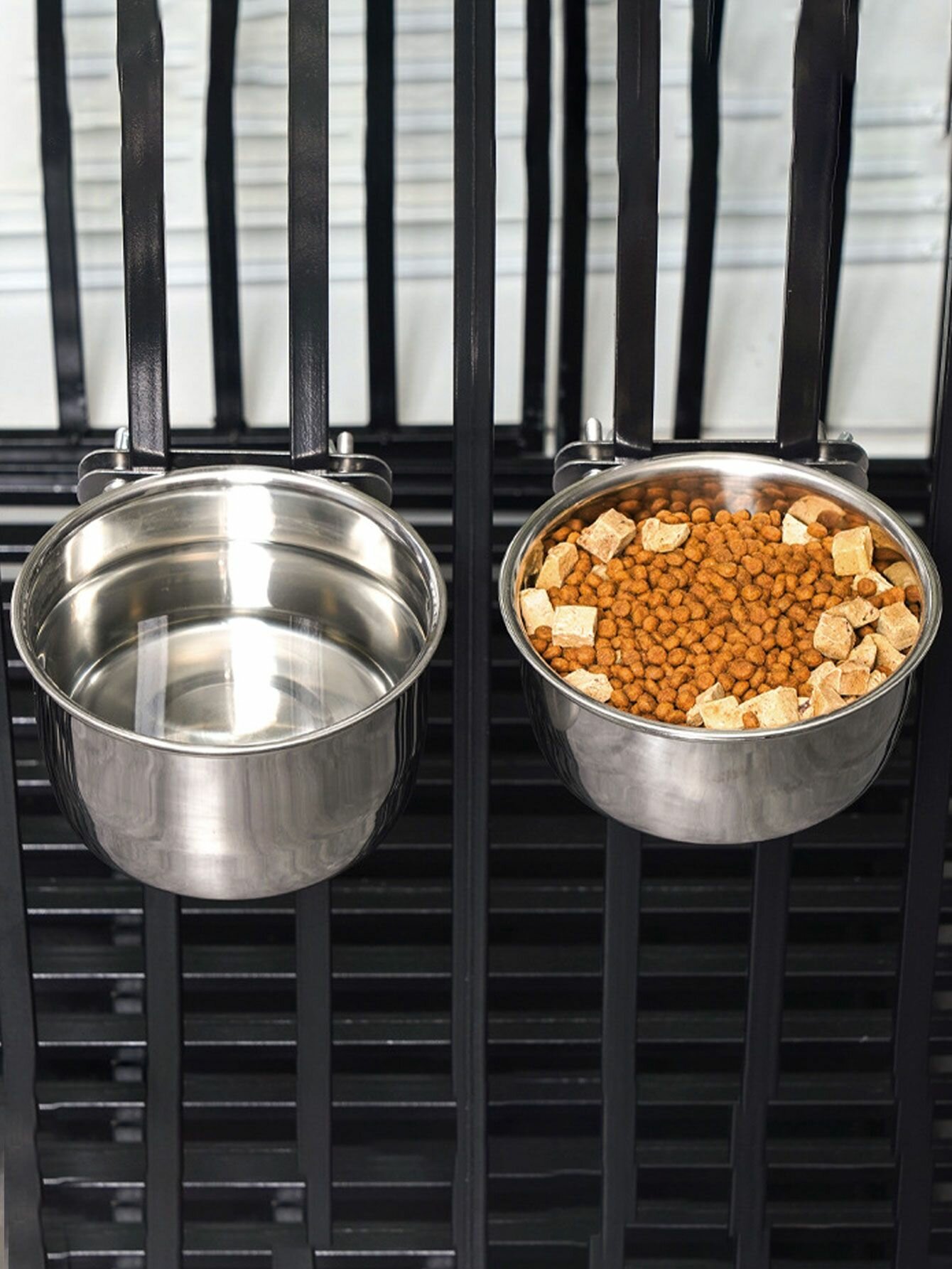 Миска подвесная для животных для корма или воды с креплением на клетку. Металлическая навесная поилка - кормушка для собак, кошек, кроликов, птиц, грызунов в вольер.