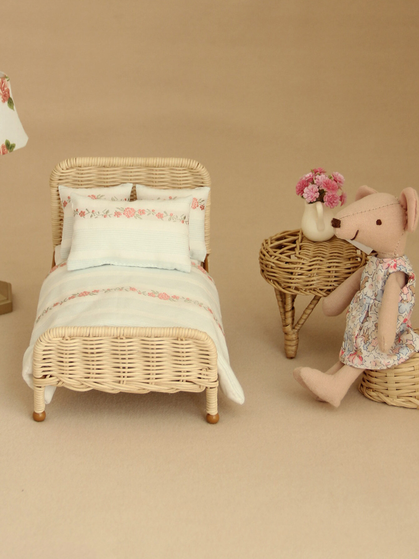 Мини - эмуляционная мебель 16cm для маленьких кроватей подходит для макетов игрушечного дома