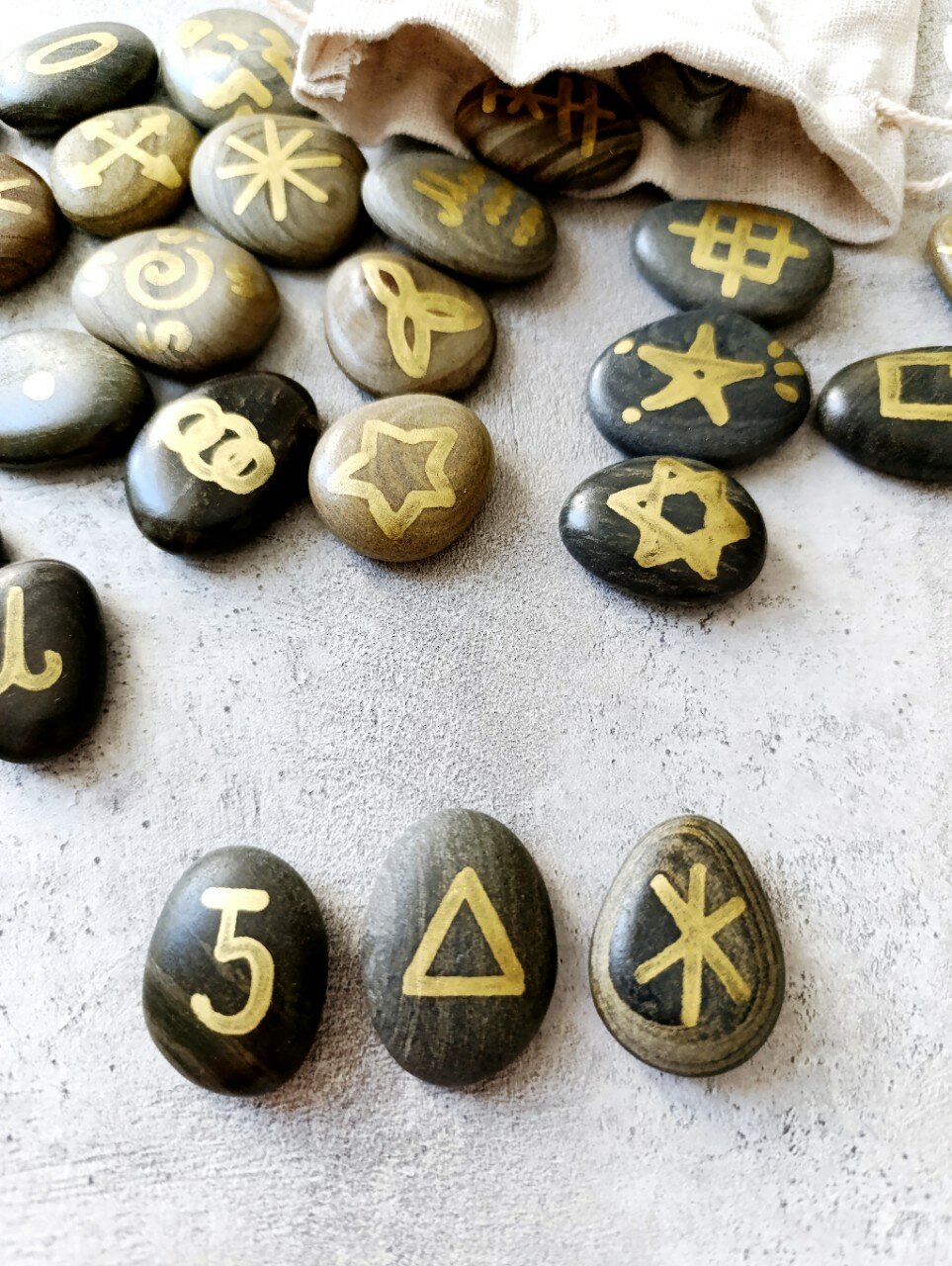 Ведьмины руны 28 шт. на природных камешках. Ручная работа. Подарок женщине.
