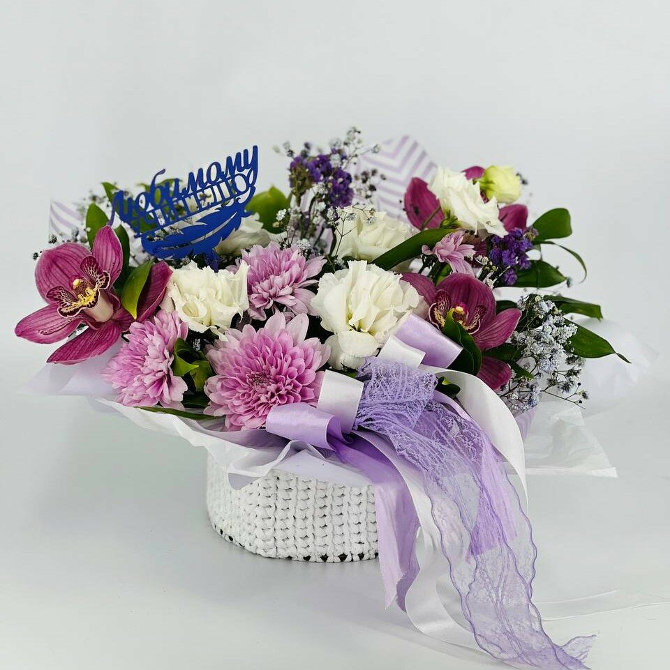 Букет учителю в вязаном кашпо. Орхидея, хризантема, эустома, статица эустома,