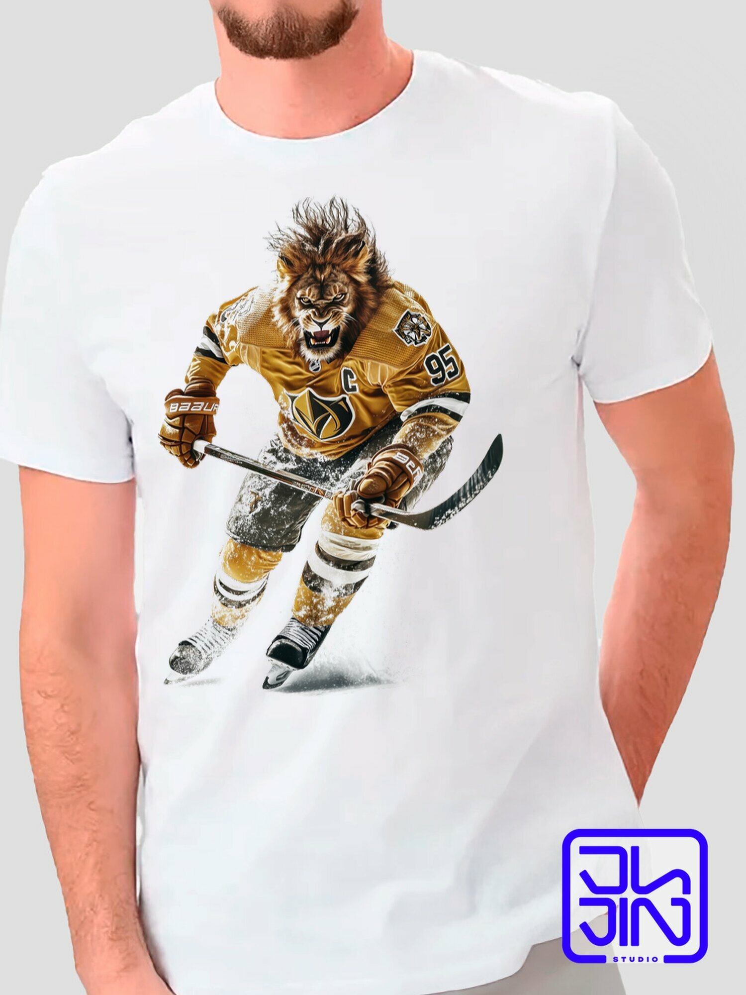 Футболка классическая мужская с авторским принтом Агрессивный черно-белый лев хоккеист в вызывающей белой форме хоккея, белый хлопковый трикотаж с прикольным рисунком на груди