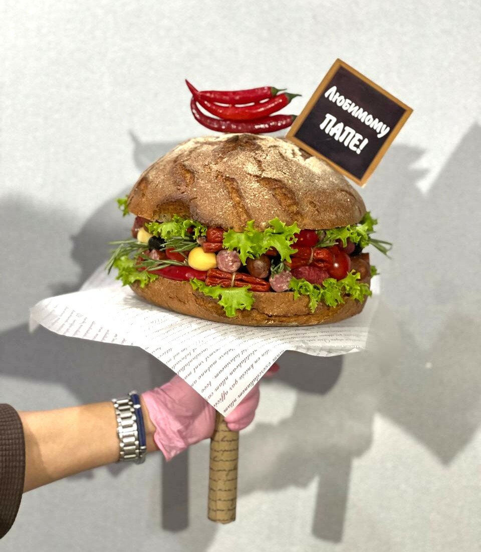 Мужской букет бургер с колбасой и закусками для папы. Колбасный букет
