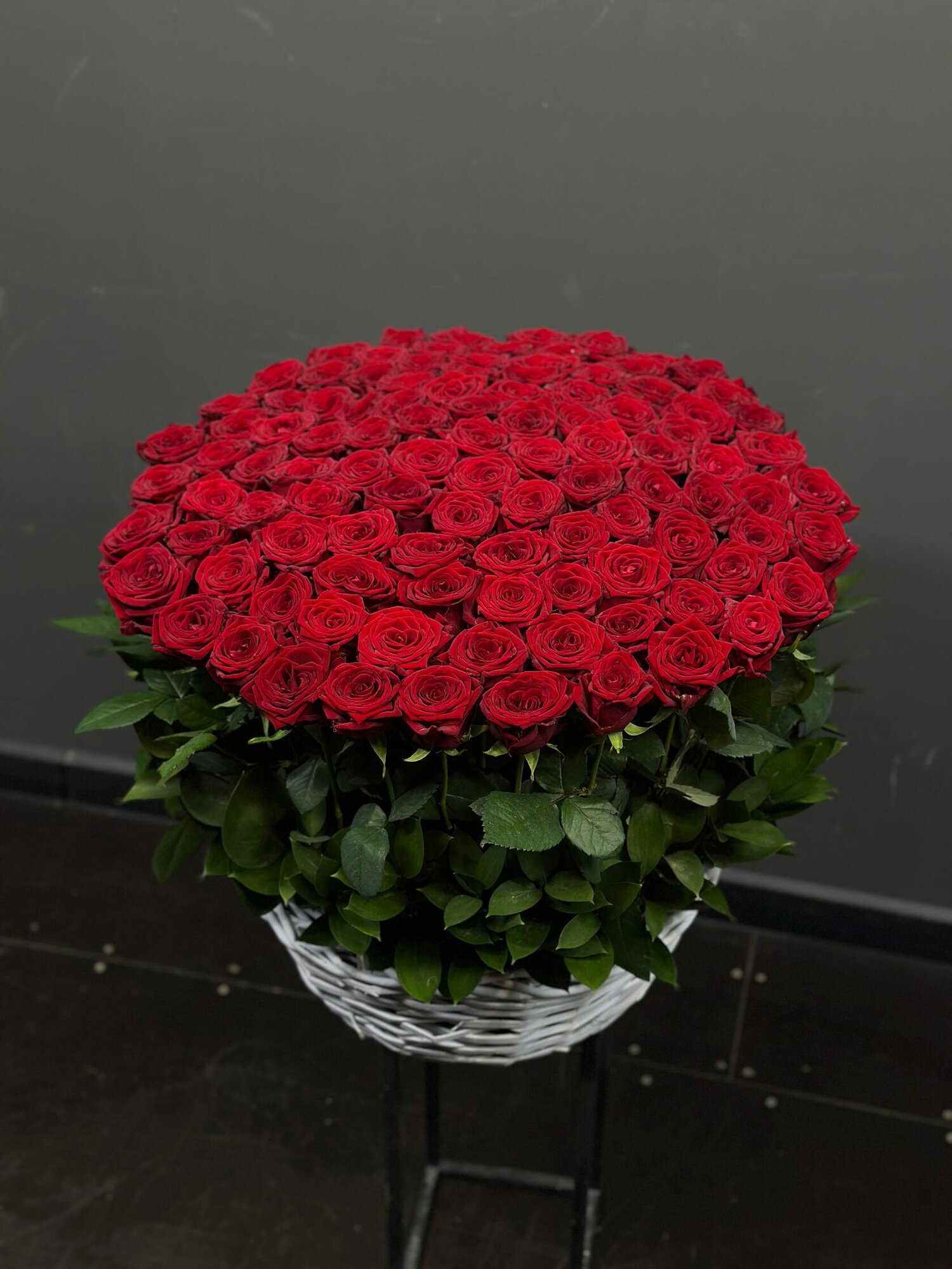 Корзина из 101 красной розы | Розы в корзине 101 шт. | 101 красная роза