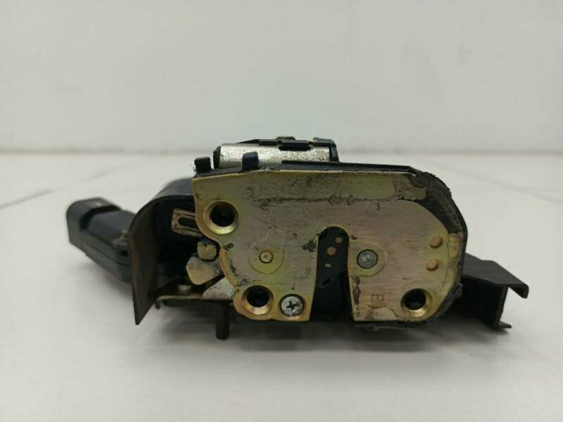 Замок двери задней левой Toyota Corolla E120 2001-2007