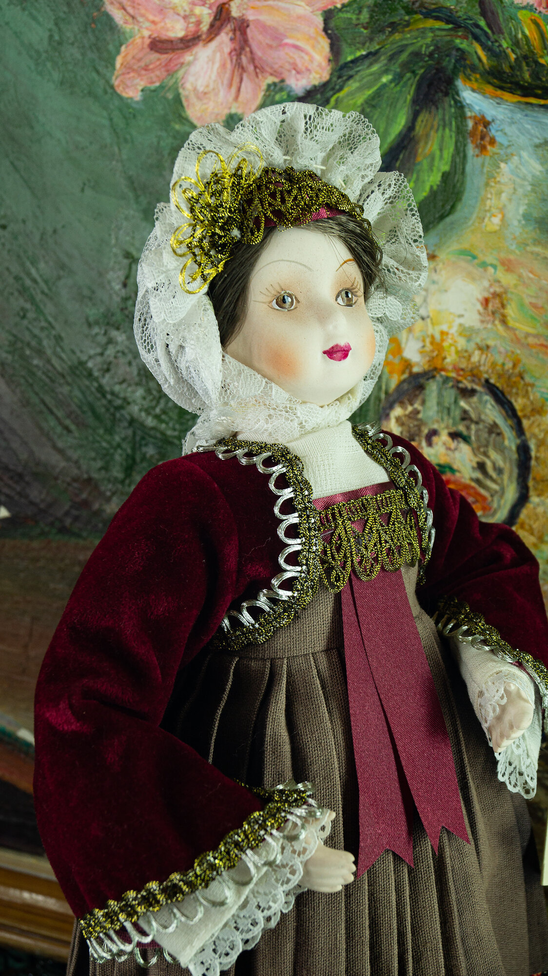 Винтажная старинная редкая коллекционная большая фарфоровая кукла в национальном костюме на подставке, Греция 1990 гг.