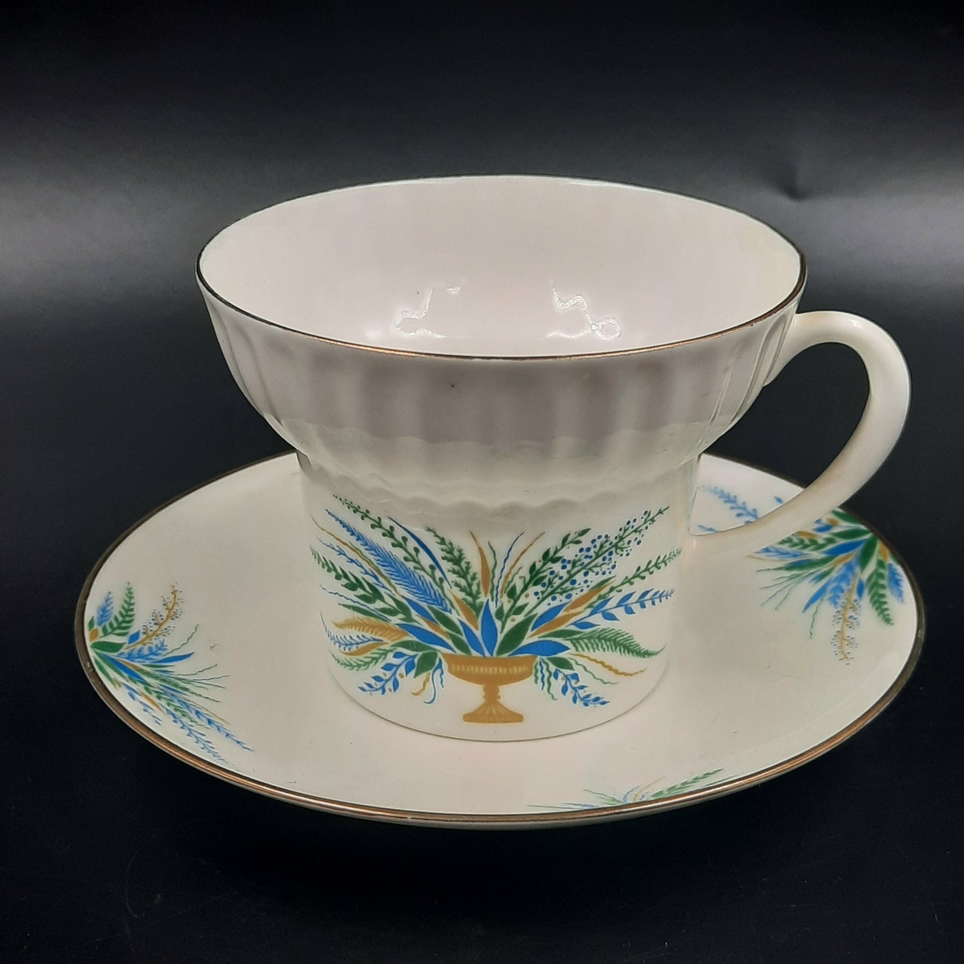 Пара кофейная с декором в виде вазонов (форма "Волна"), фарфор, деколь