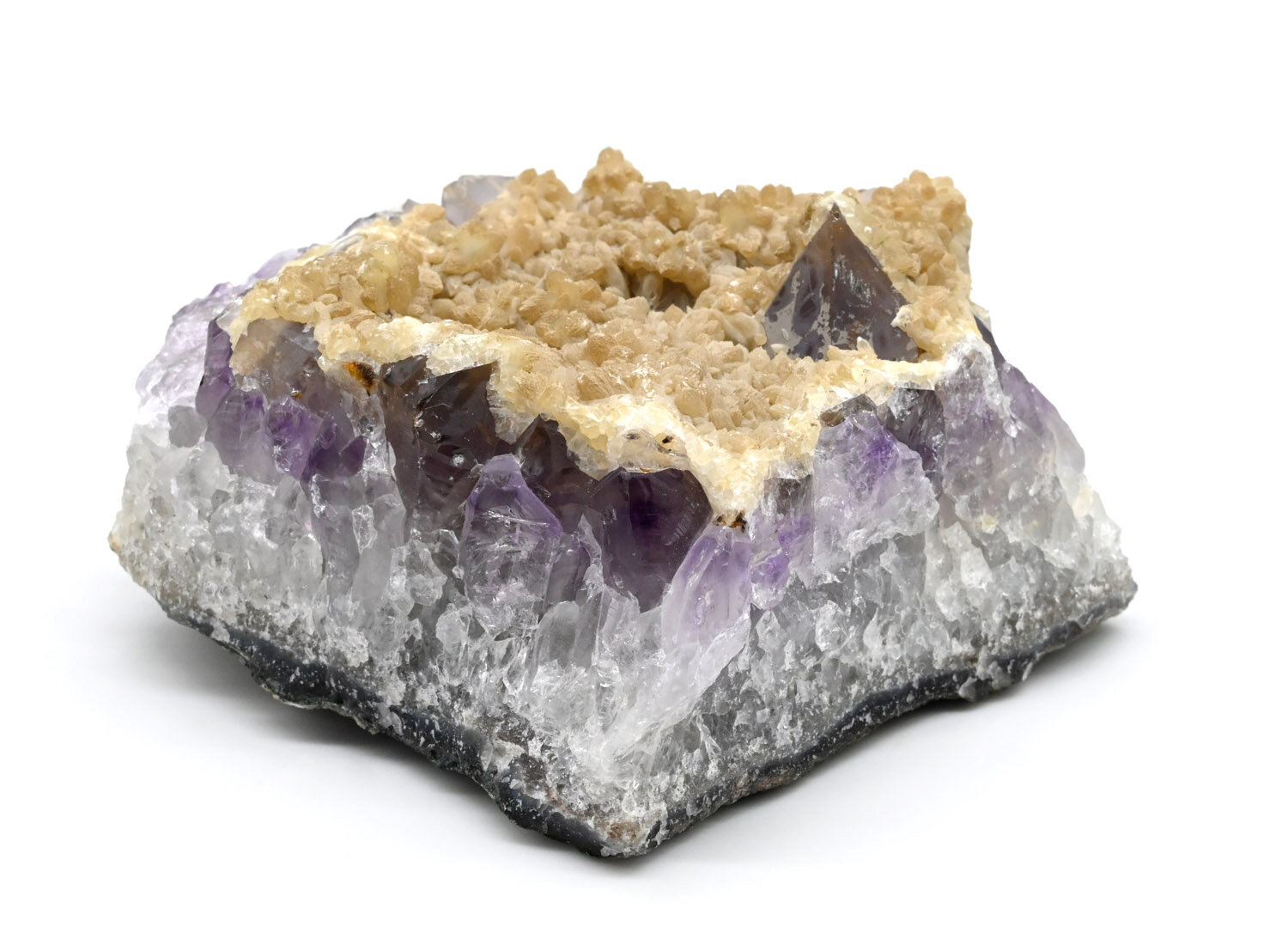 Друза Аметиста с кристаллическим образованием кальцита 80*77*46мм, 448г. .