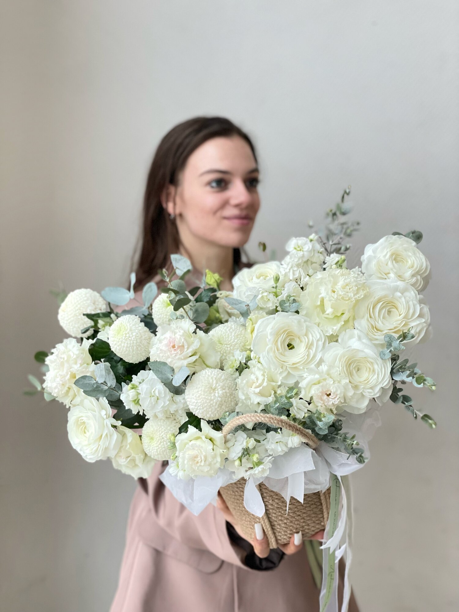Плетеная корзина с белоснежными цветами, ранункулюсы для мамы
