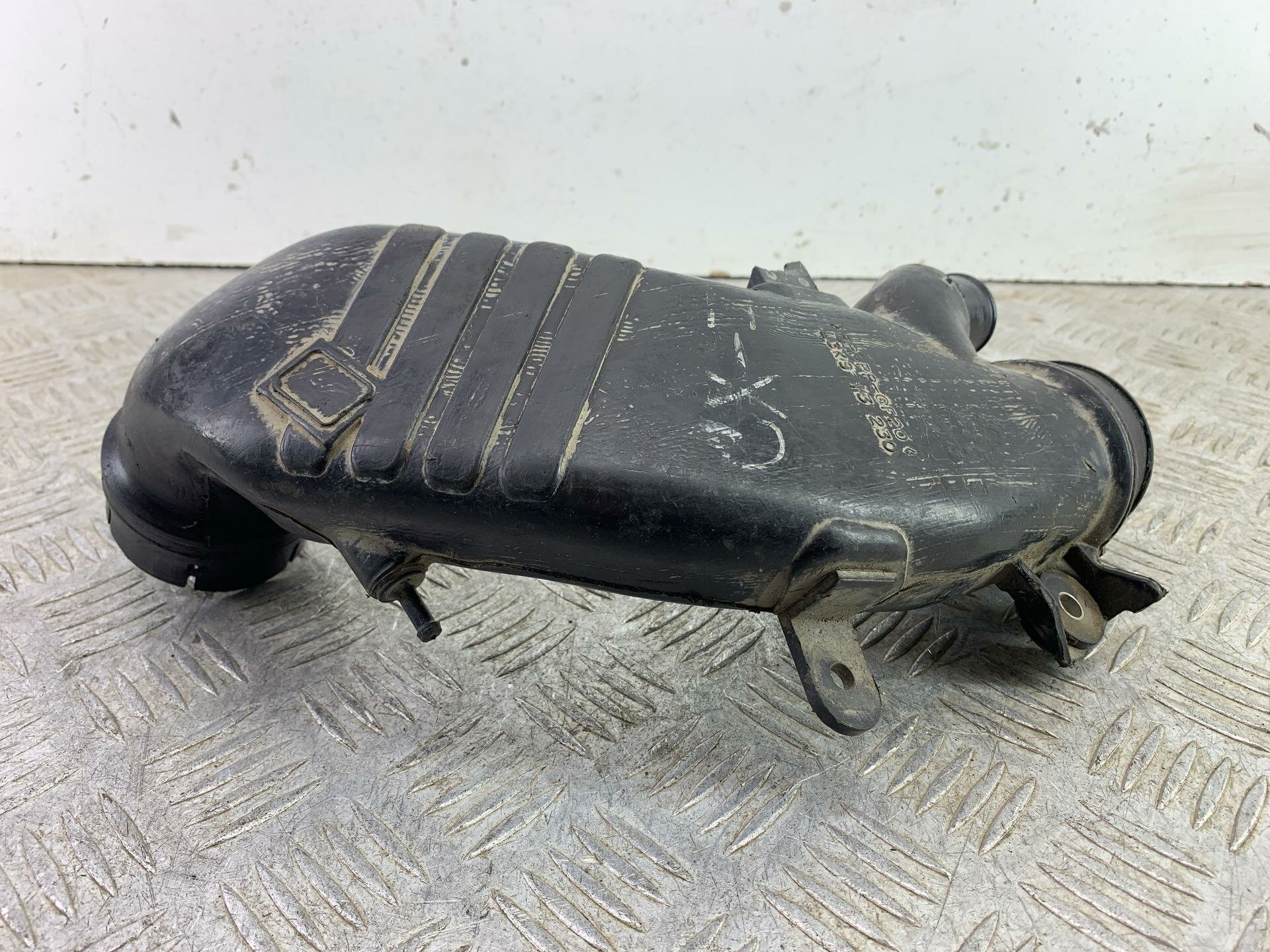 Патрубок воздушного фильтра Mazda CX-7 (2006 - 2009) L3K913230