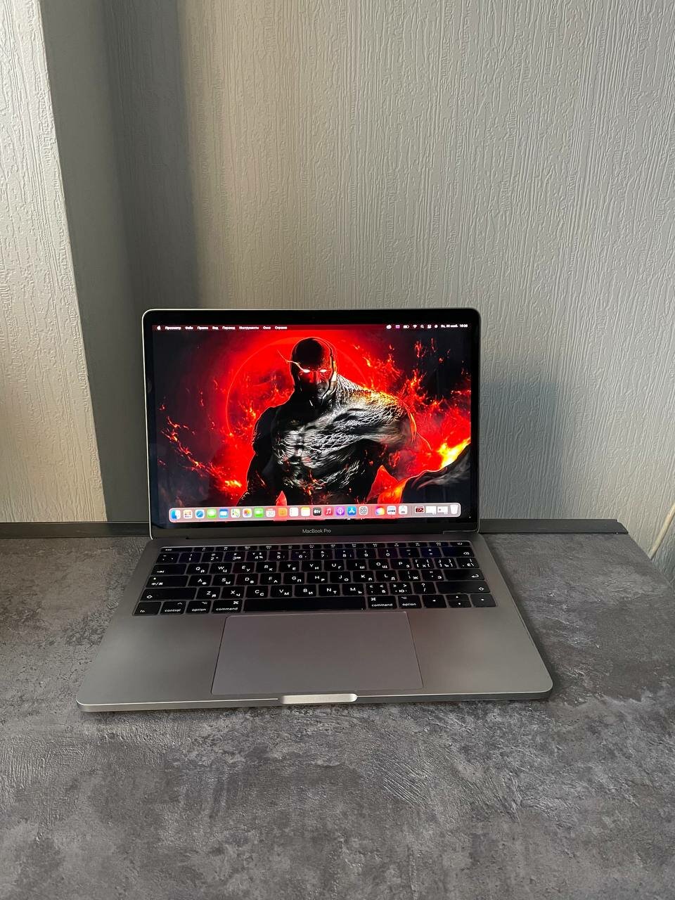 Ноутбук MacBook Pro 13 2017 г. 2560x1600 (два порта Thunderbolt 3), Intel Core i5 2,3 ГГц, 8/128 ГБ LPDDR3 2133 МГц, Intel Iris Plus Graphics 640, MacOS, Серебристый, русская клавиатура
