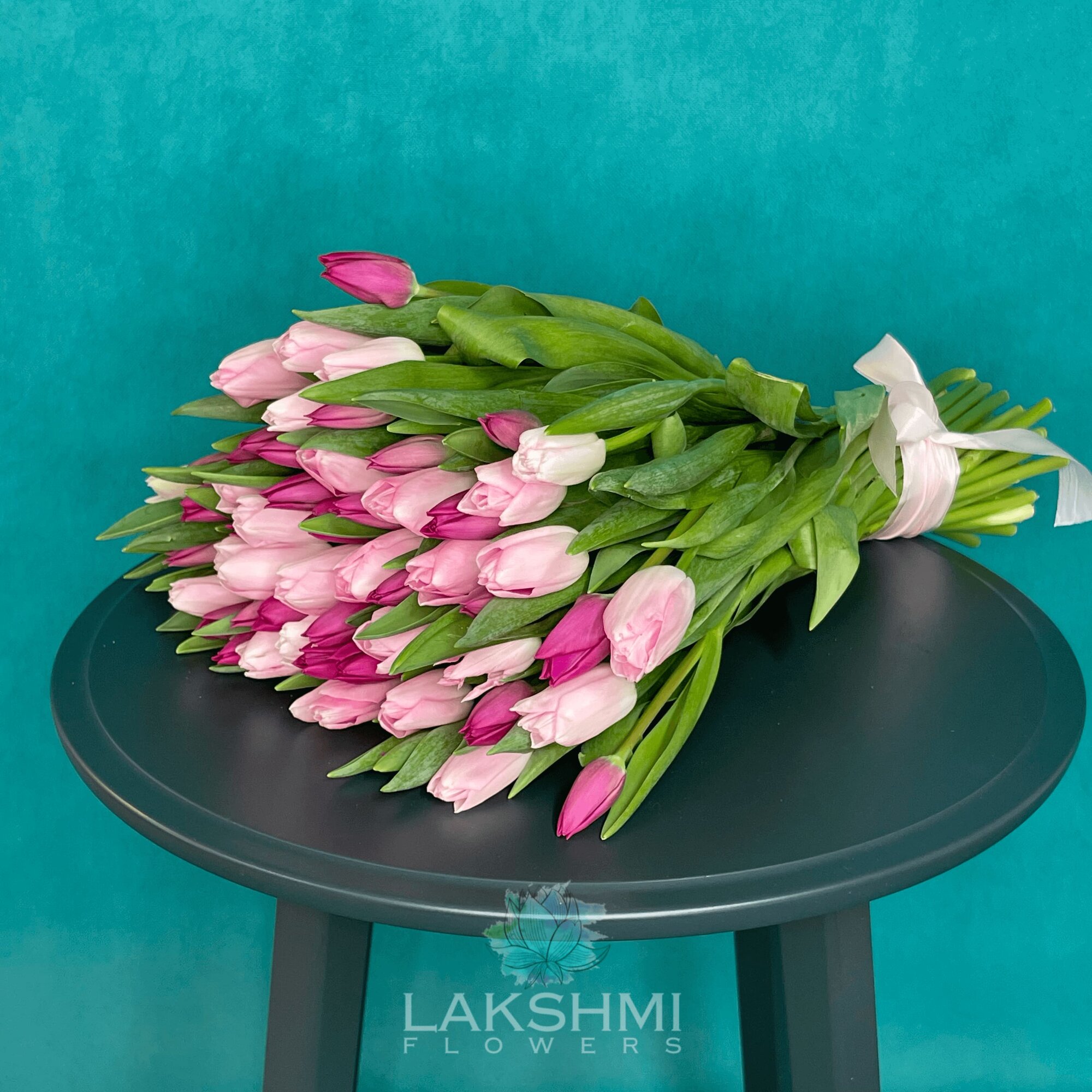 51 тюльпан микс / Букет из 51 фиолетового и розового тюльпана под ленту