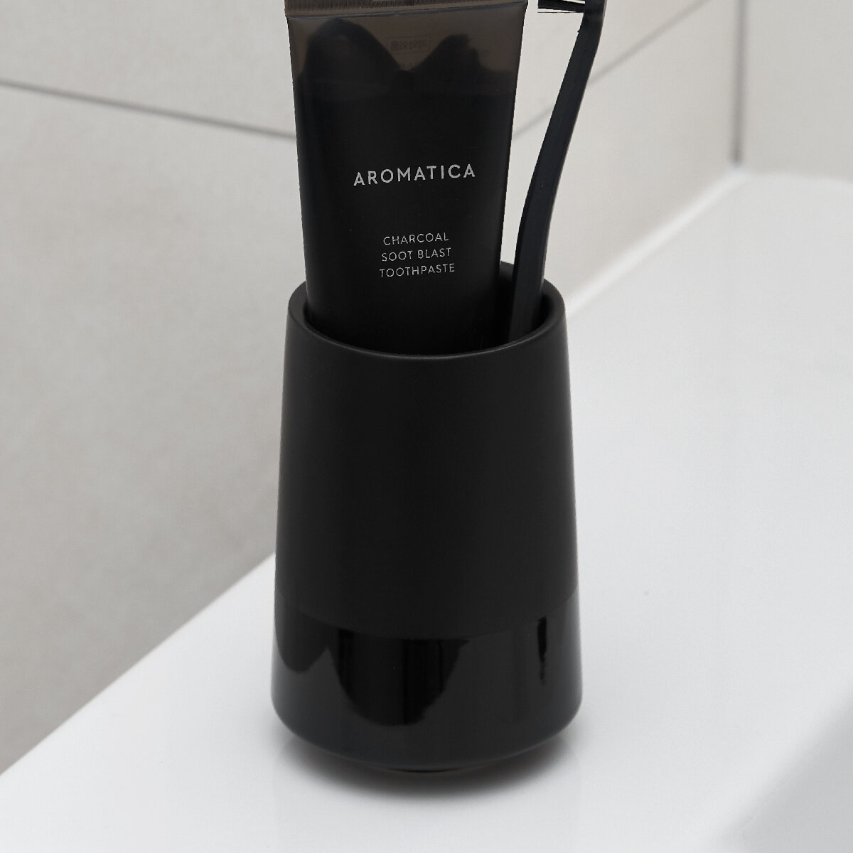 Стакан для зубных щеток в ванную керамический Magma черного цвета