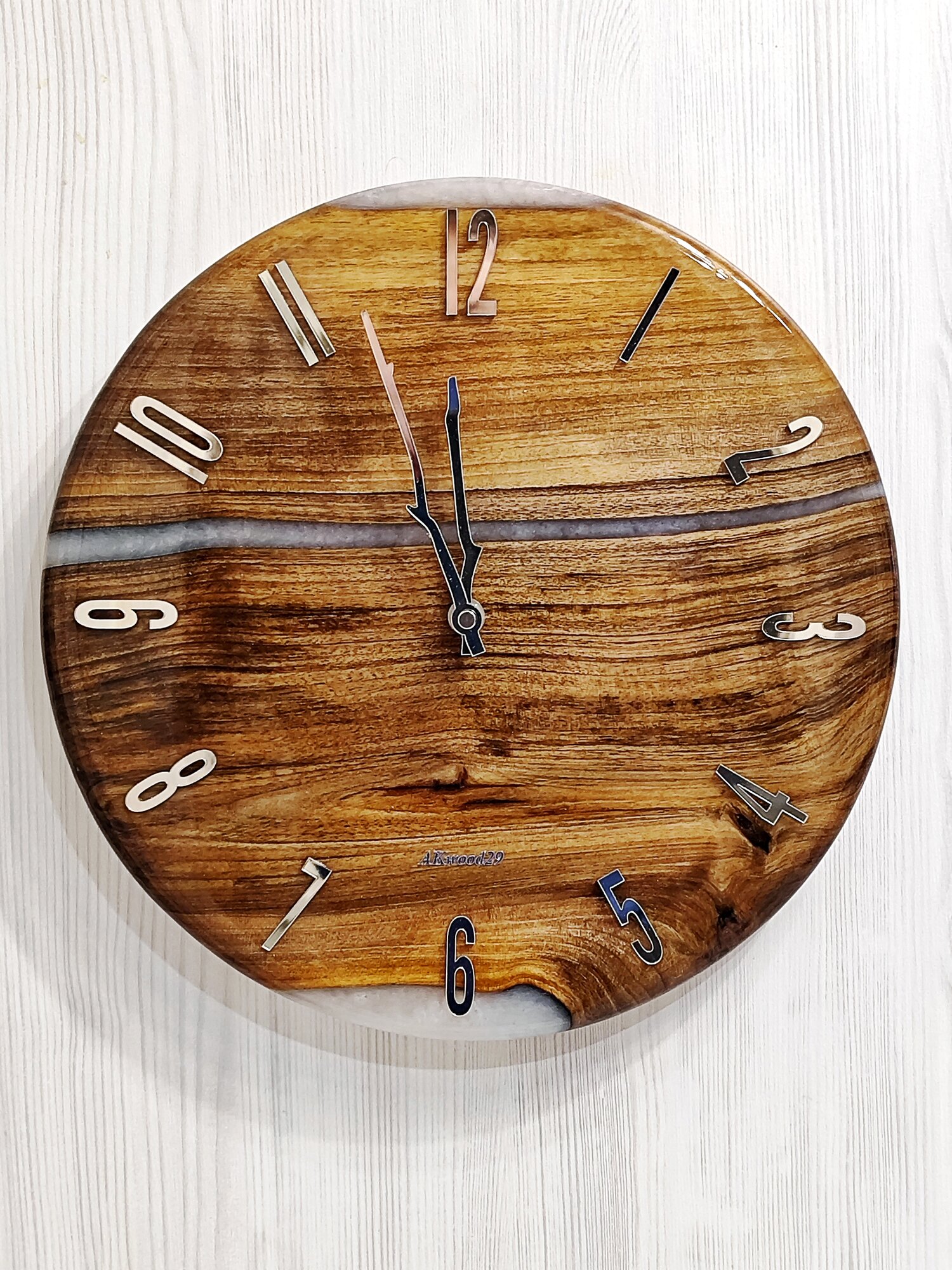 Настенные часы ручной работы из дерева и эпоксидной смолы "Черный орех 2601(35)", 330*330*30 мм