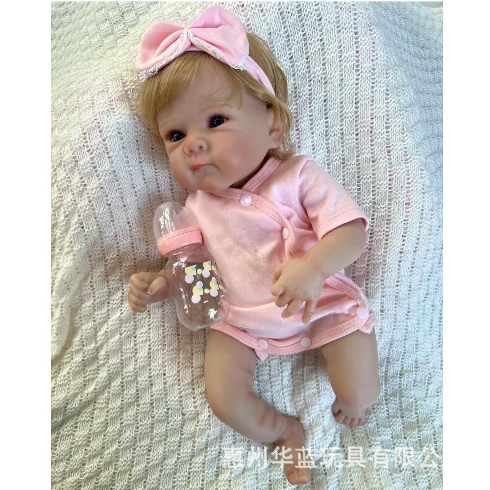 45-сантиметровая реалистичная кукла-младенец Бетти, изображающая новорожденного.