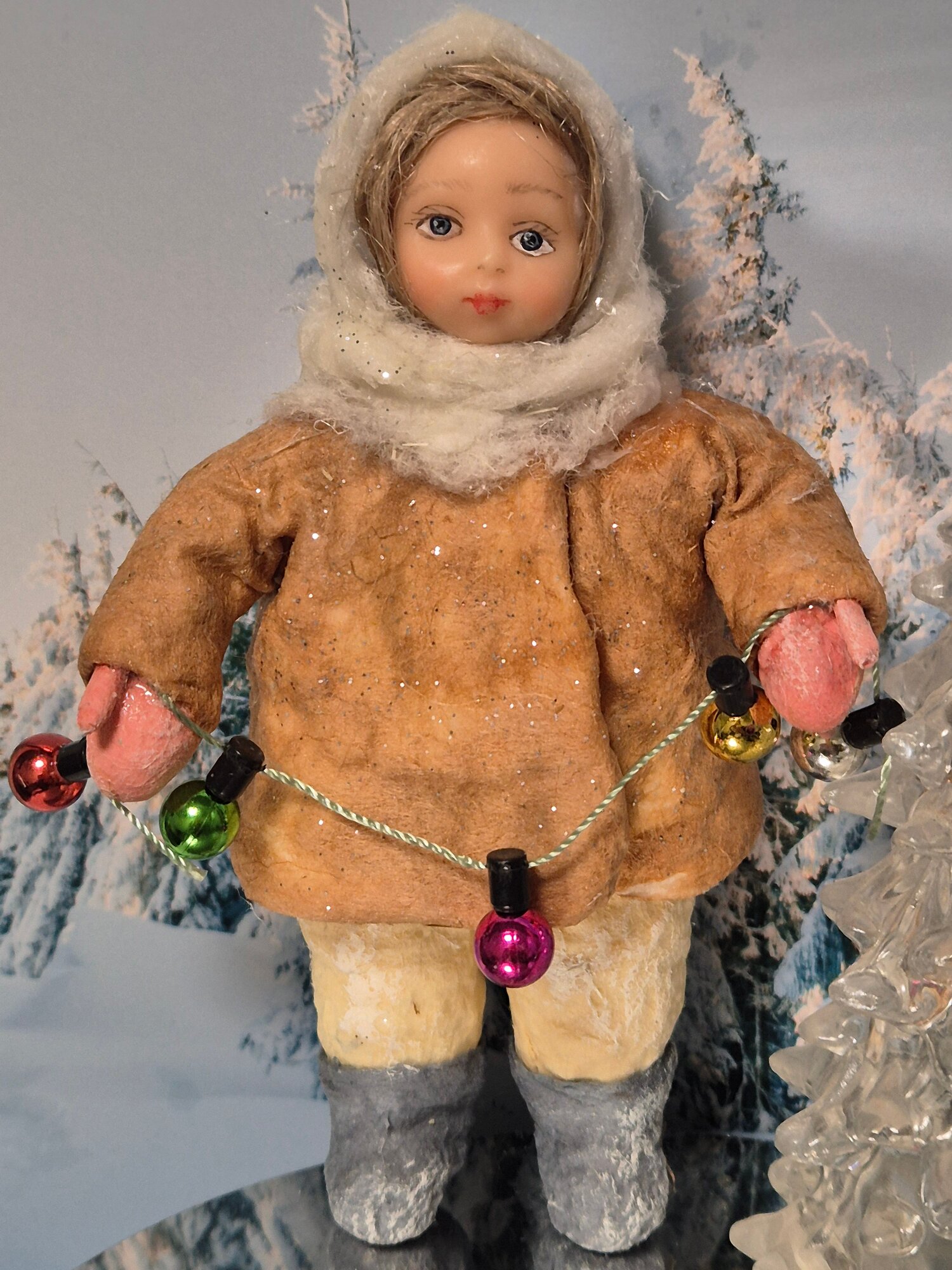 Ёлочная игрушка Affavatta, "Девочка с гирляндой", 12см, ручная роспись