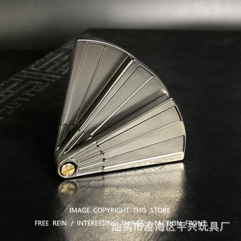 Игрушка EDC: новый складной веер, антистрессовая игрушка в виде карты, спиннер для пальцев, металлическая антистрессовая монета с щелкающим звуком.