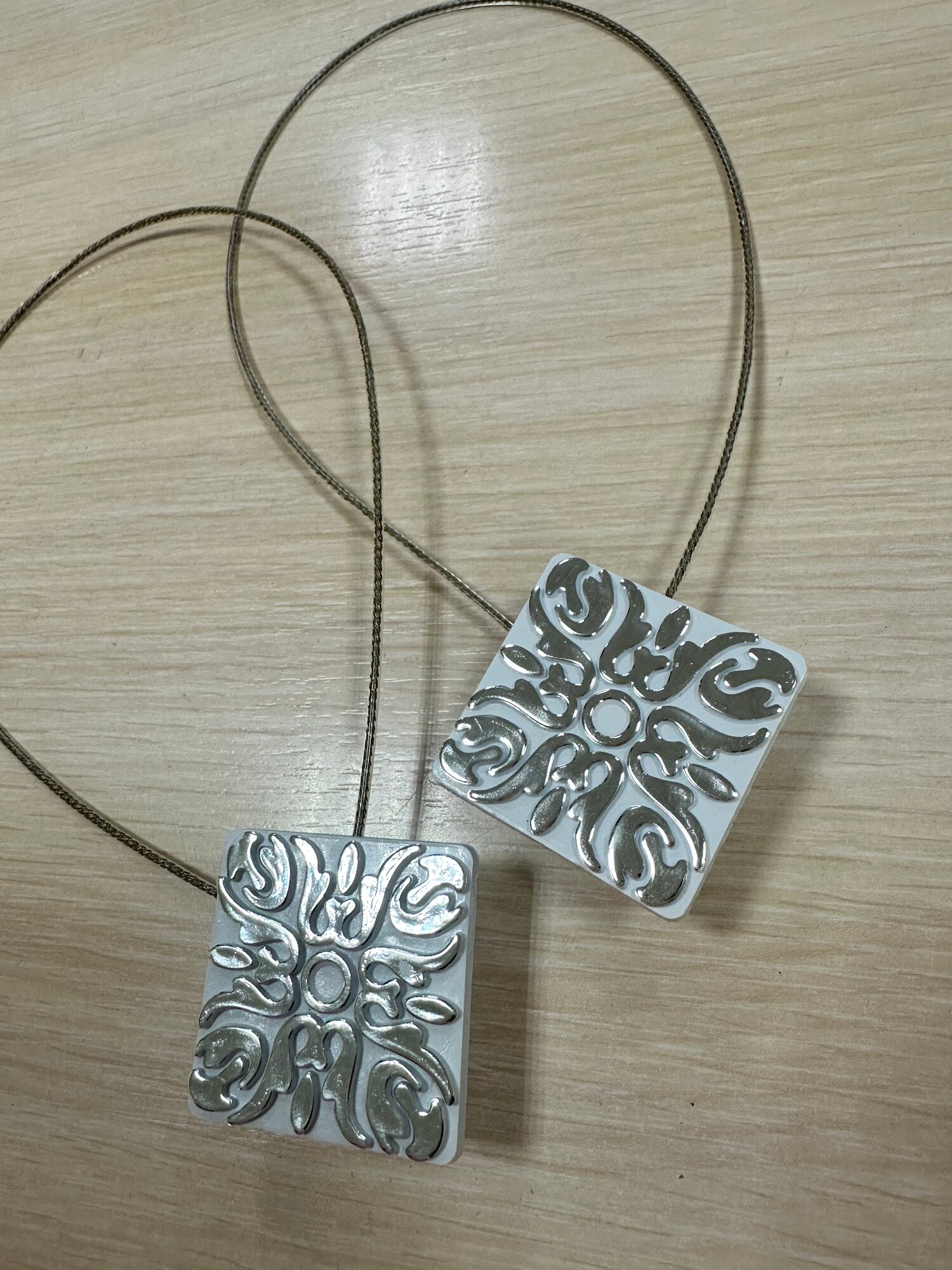 Подхват магнитный для штор квадрат белый с серебром, 1 шт