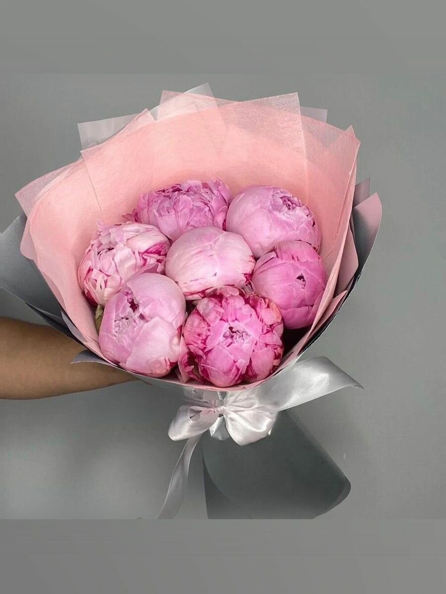Букет розовых ароматных пионов
