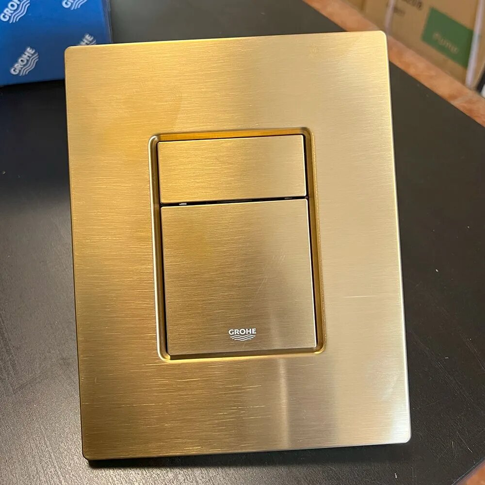 Панель смыва для унитаза GROHE Skate Cosmopolitan, брашированное золото(38732GN0)