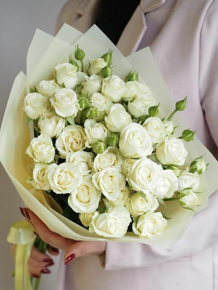 Белые кустовые розы