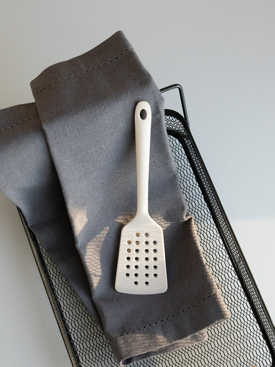 Лопатка кулинарная с дырочками DeNASTIA "Силикон idea" 21,2x5,7x2,7 см, нейлон, бежевый, A000380