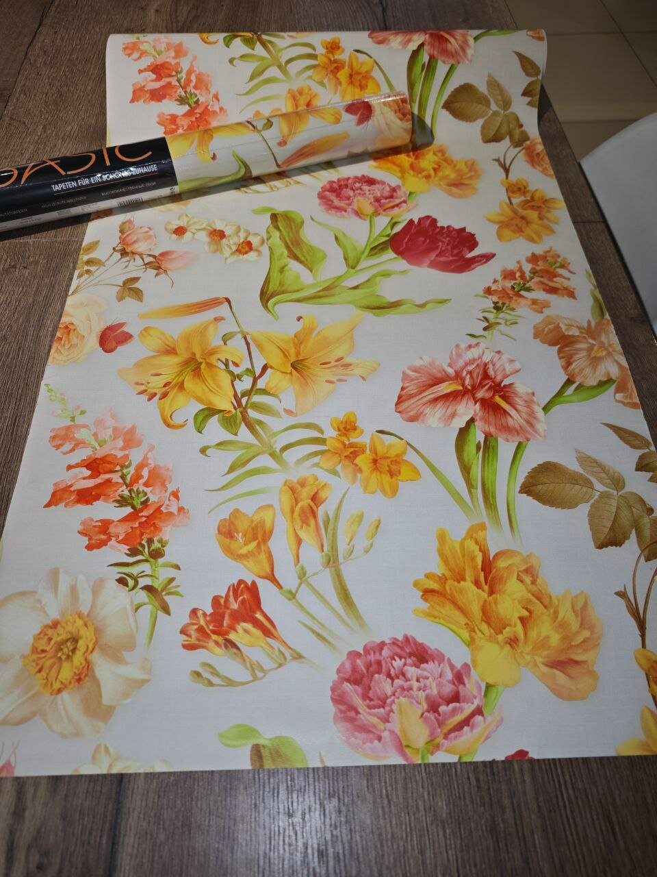 Обои BASIC, Coswig, арт. 4210-01 , бумажные, размер рулона 0,53*10м, Жёлто-оранжевые цветы на бежевом фоне