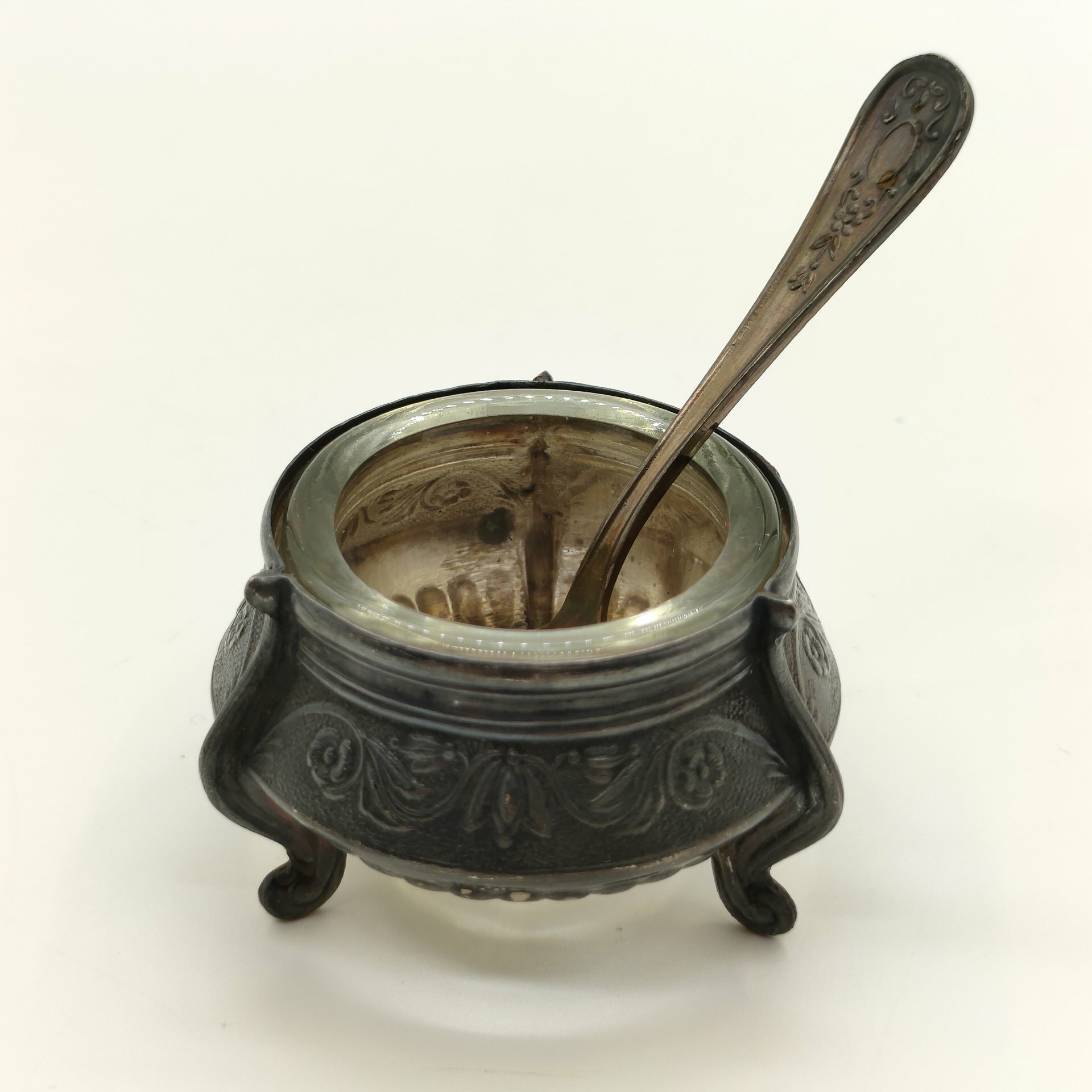 Солонка с цветочным орнаментом и миниатюрной ложечкой, мельхиор (медь-никель)