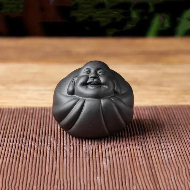 1. Изготовленная вручную фиолетовая глиняная фигурка чайного питомца, статуэтка Будды на удачу, аксессуар для украшения чайного сервиза, настольная поделка.