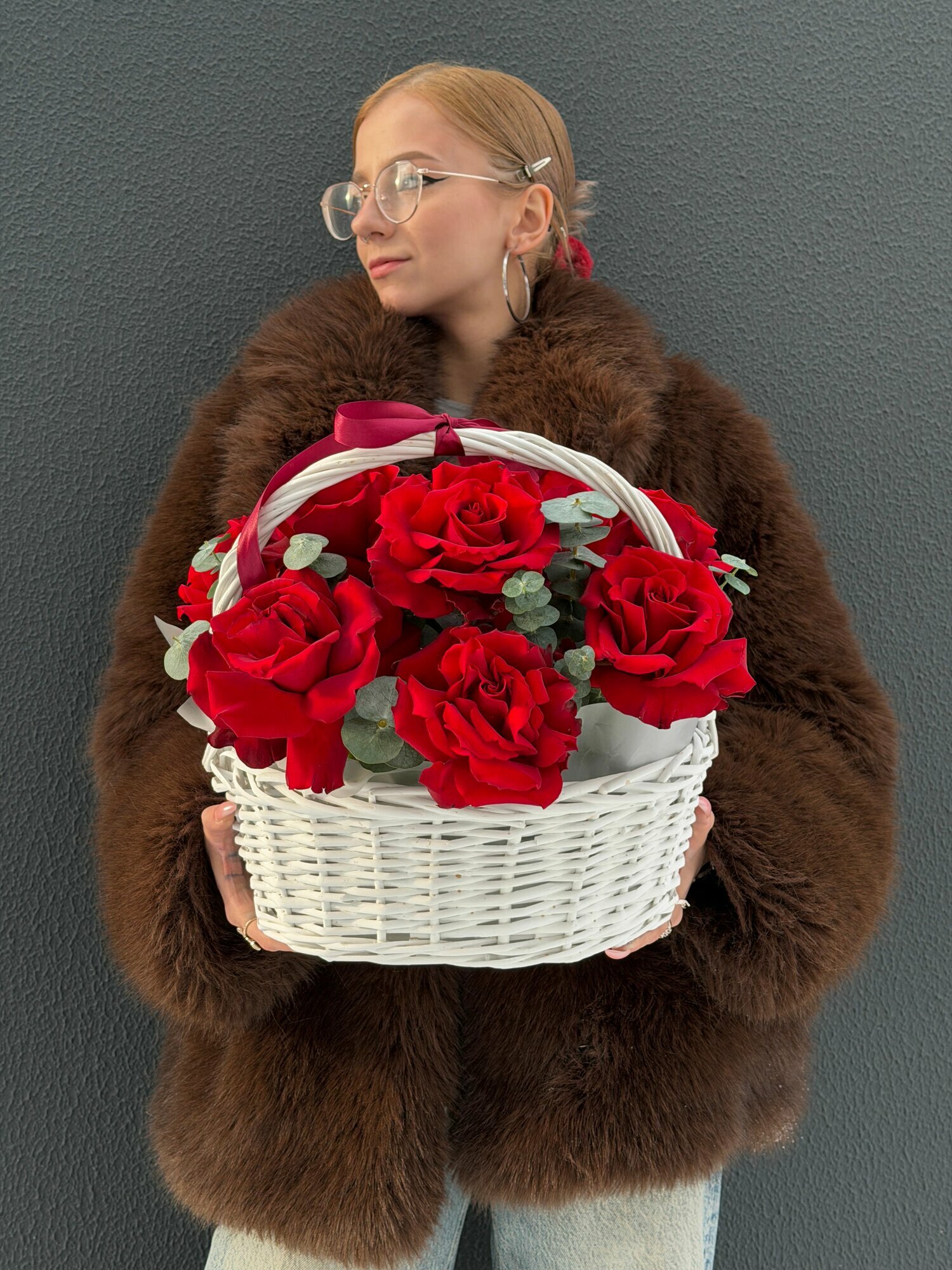 Яркая корзина с бордовыми французскими розами "Любовные чары " размере М