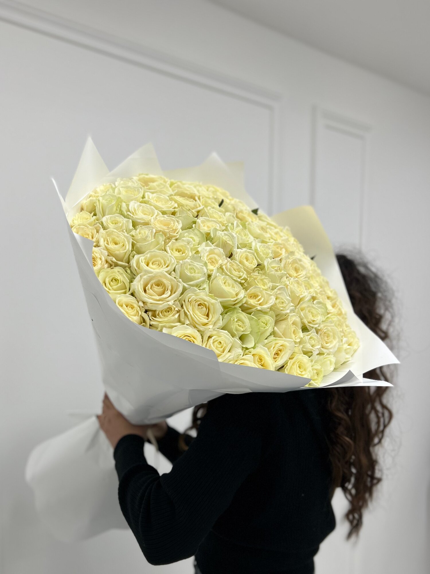 Гламелия цветы Белая Лавина: монобукет из 75 розы Avalanche – купить свежие цветы с доставкой в Москве