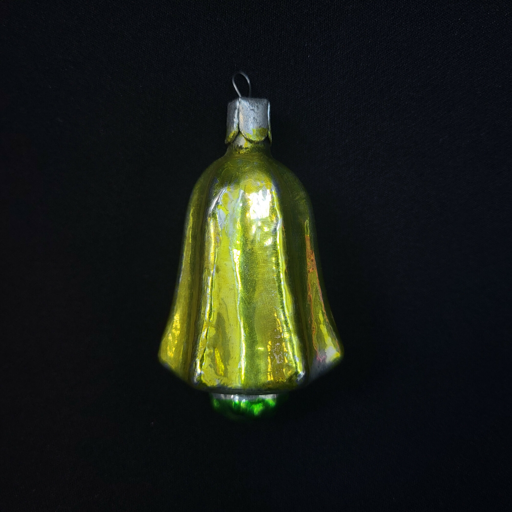 Елочная игрушка винтажная, СССР. Стекло, подвеска колокольчик с зеленым ягодным узором