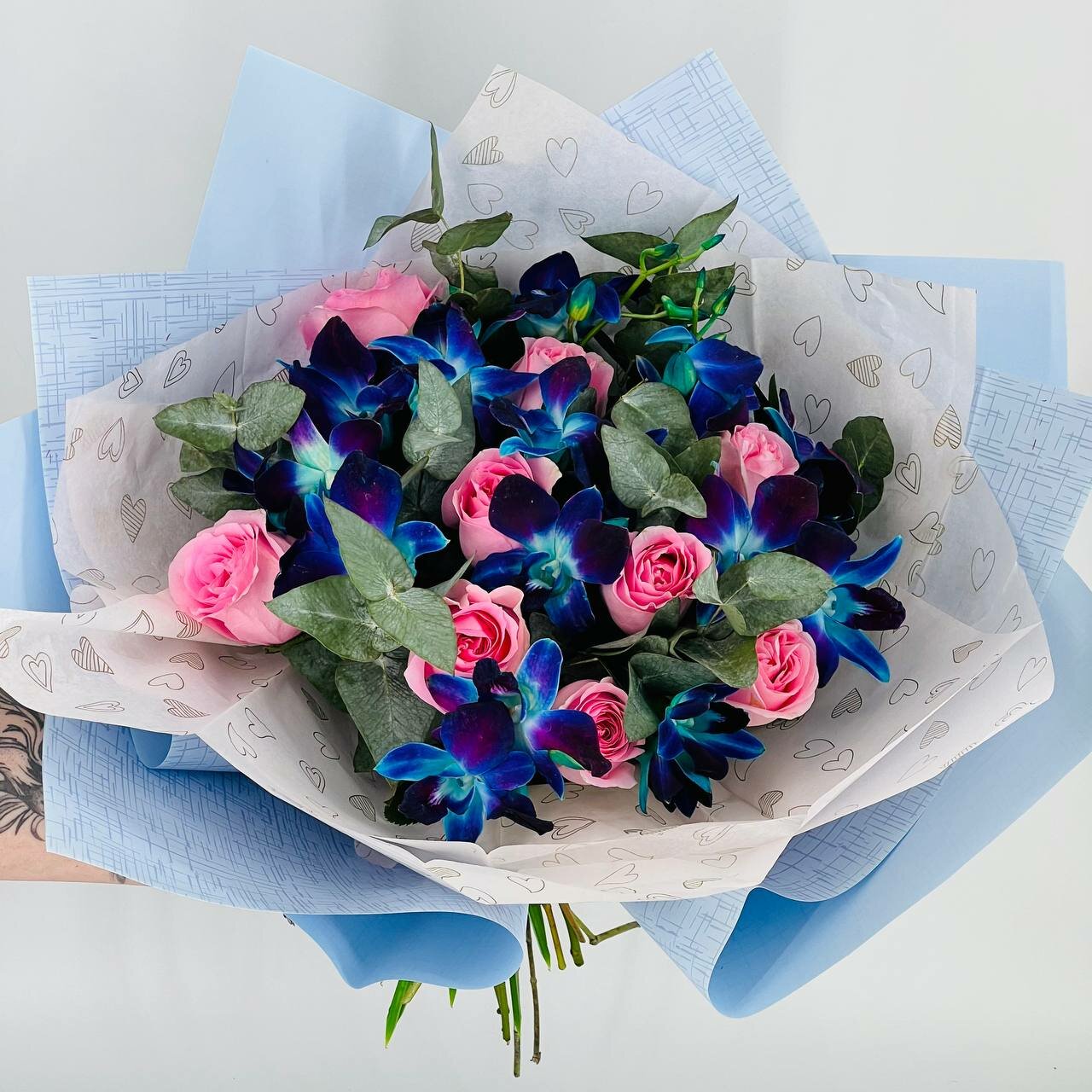 Букет розовых эквадорских роз с орхидеями дендробиум. Цветы розы и орхидеи