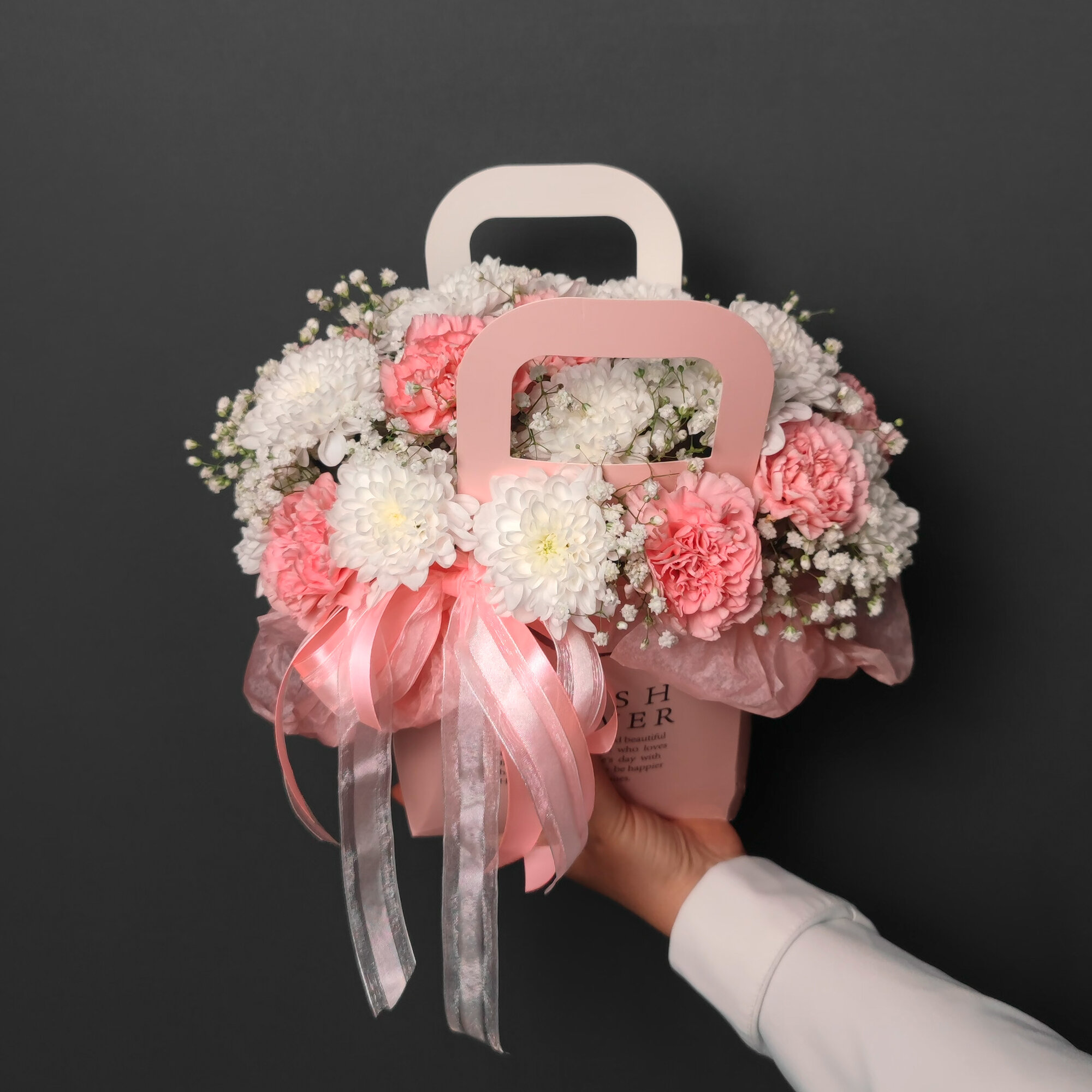 Цветы / Композиция "Нежная сумочка", в сумочке, гвоздика, хризантема, гипсофила, розовая