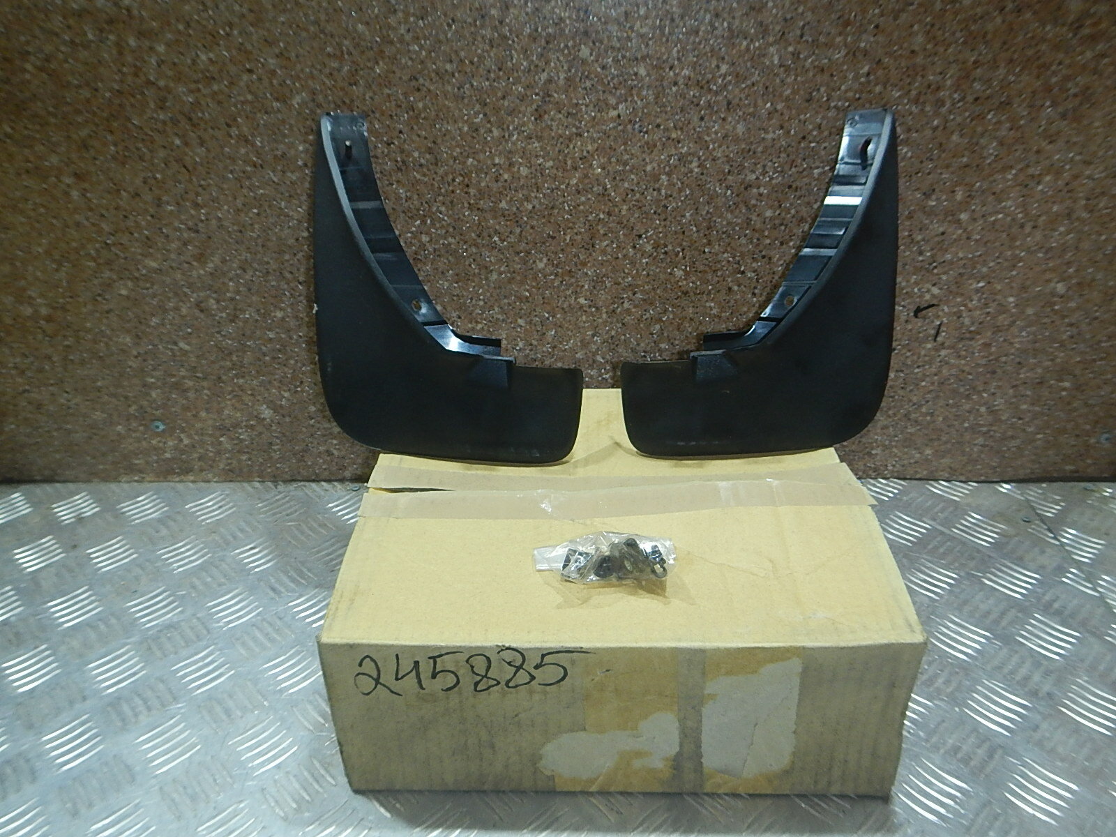 Б/У Брызговики (комплект), Mazda (Мазда)-2 (DE) (07-) MAZDA 2 (DE) (07-) Задние (комплект 2шт) новые 245885 MAZDA арт. D3...