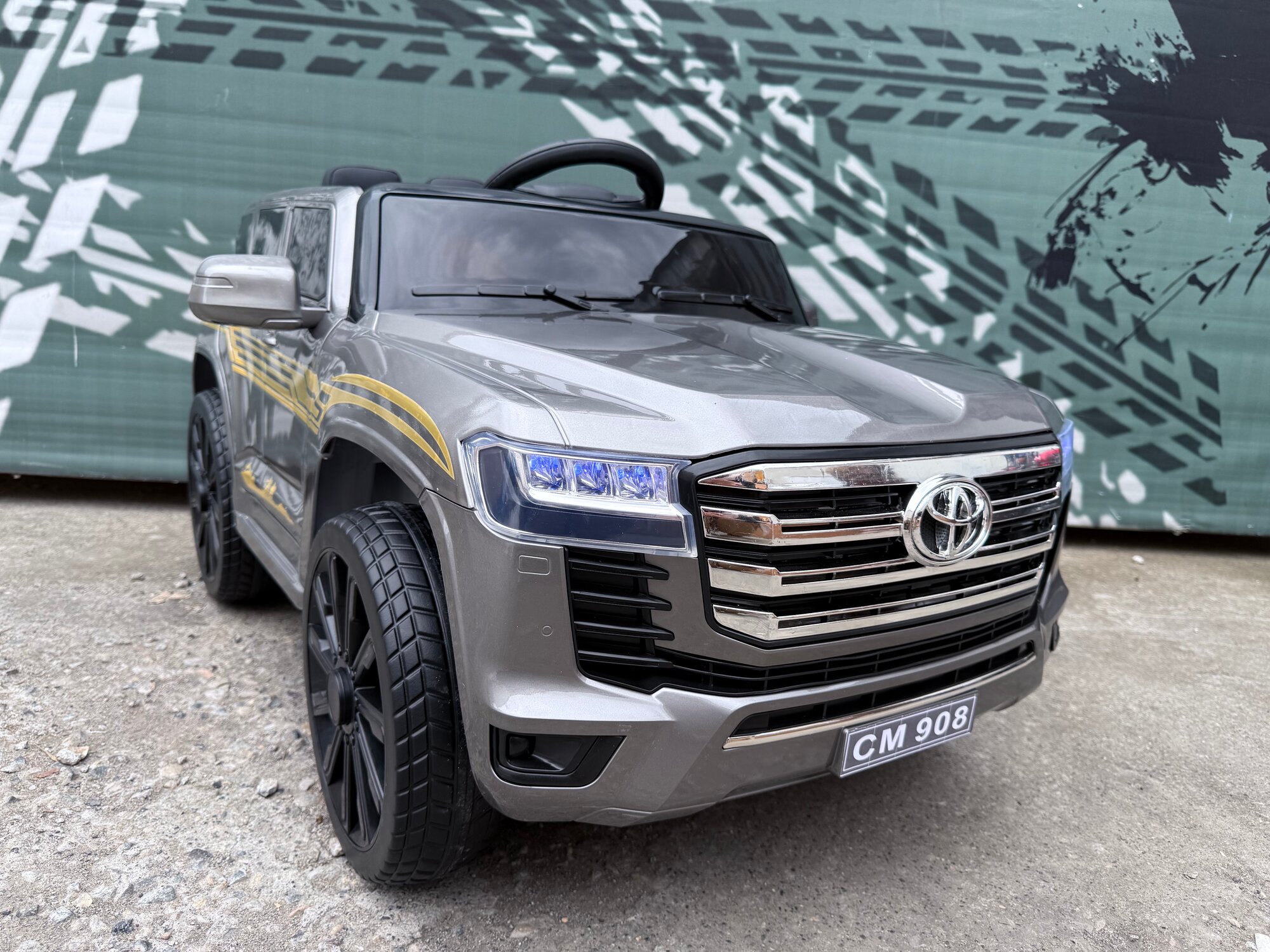 Детский электромобиль TOYOTA LAND CRUISER 12 v, серый, с пультом управления