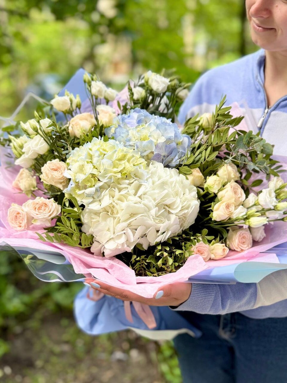 Живые цветы в букете, авторский букет с кустовыми розами, эустомой и гортензией