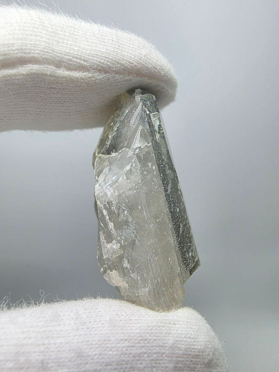 Кальцит с пиритом 41 мм, 33 г.