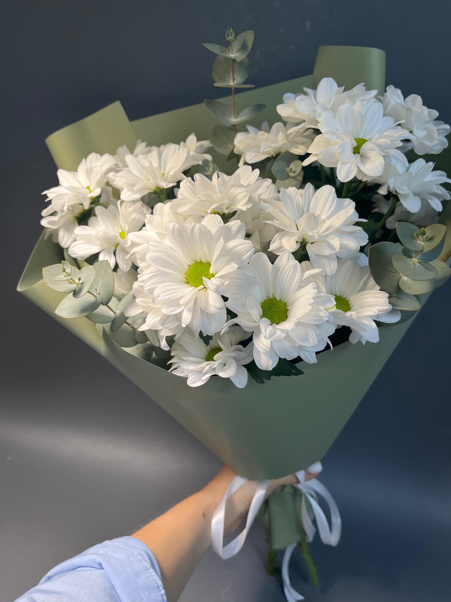 Букет "Рамашковый чай" с белой кустовой хризантемой и эвкалиптом