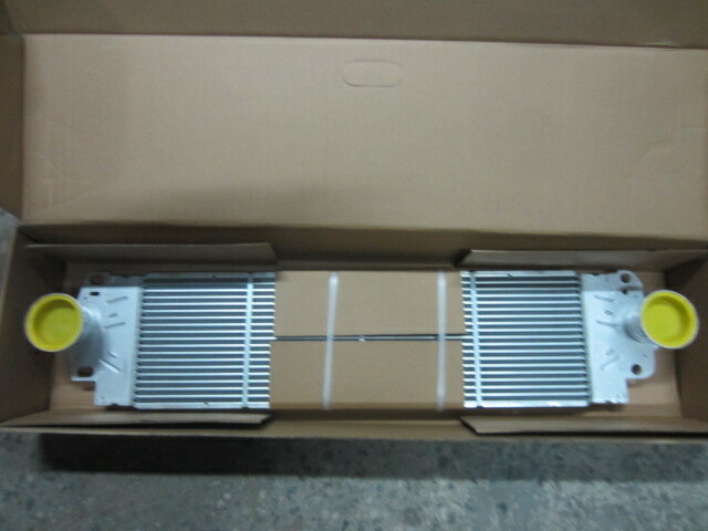 Интеркулер совместим с Volkswagen Transporter T5 1.9-2.5D 7H0145804A