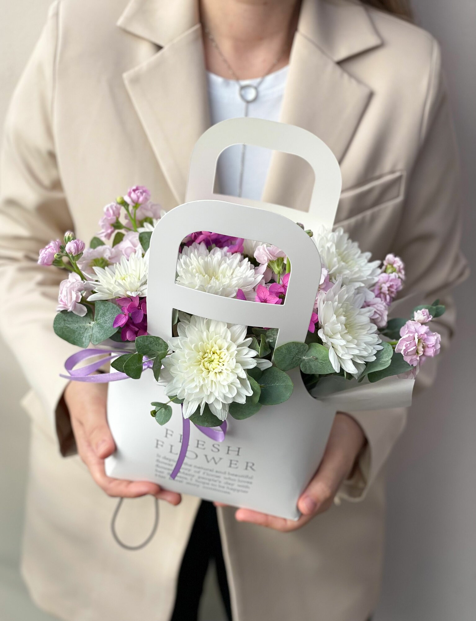 Цветы в белой сумочке, розовая гортензия и сиреневая маттиола