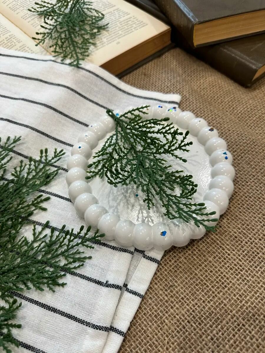 Живая ветка туи украшение для интерьера и флористики