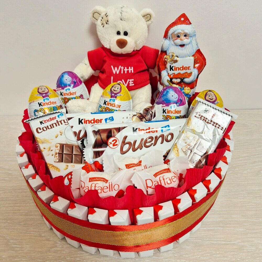 Киндер торт на Новый год с конфетами раффаэлло и мягкой игрушкой