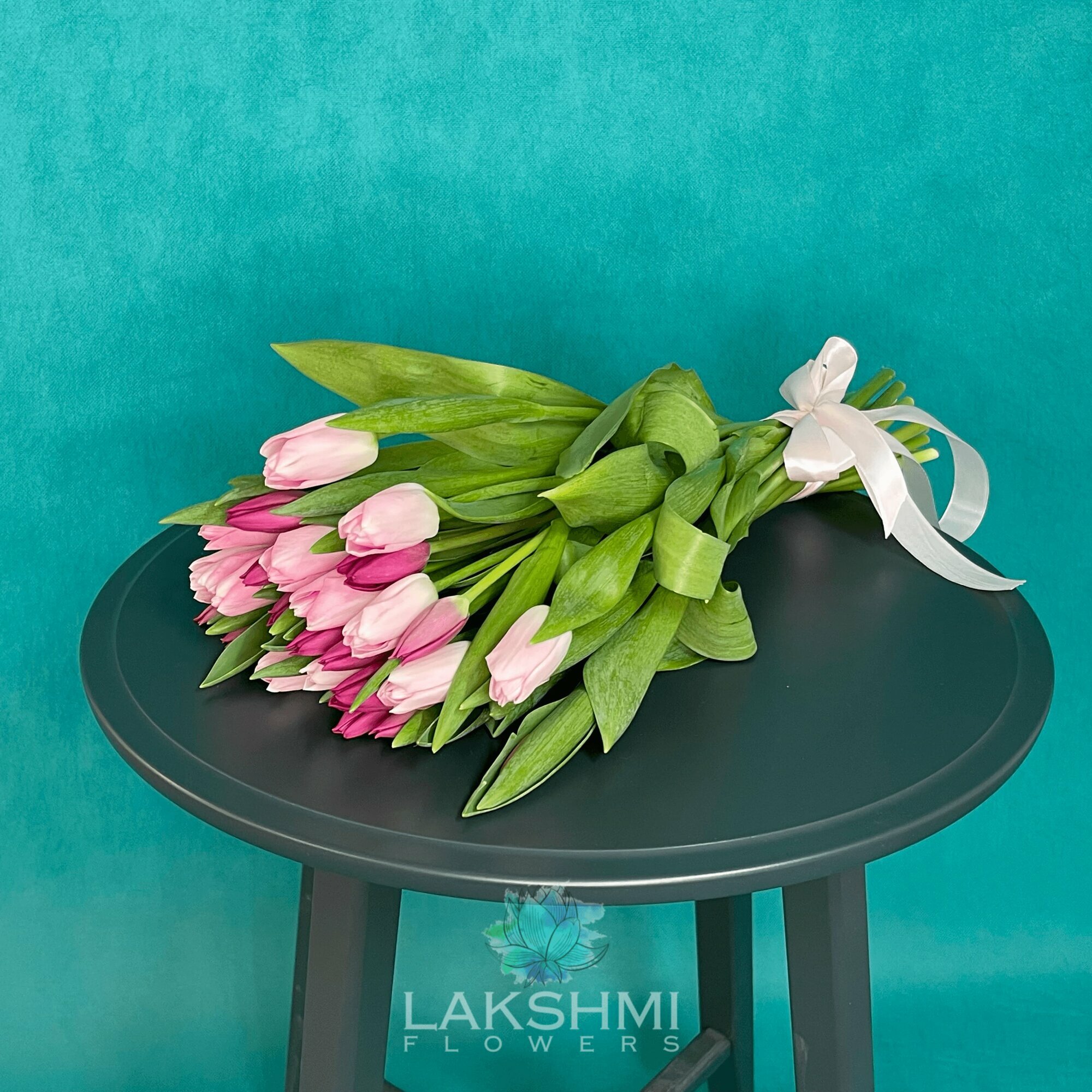 25 тюльпанов микс / Букет из 25 фиолетовых и розовых тюльпанов под ленту