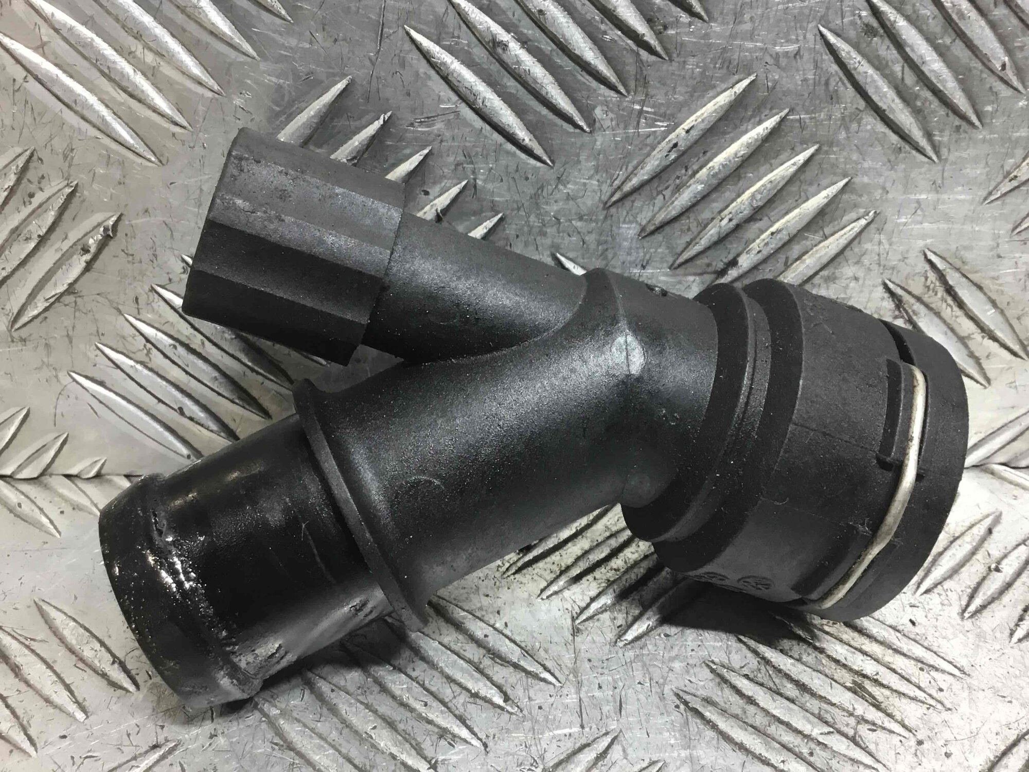 Б/У Фланец (тройник) системы охлаждения Volkswagen Golf 4 поколение (1997-2004) 2000 г.