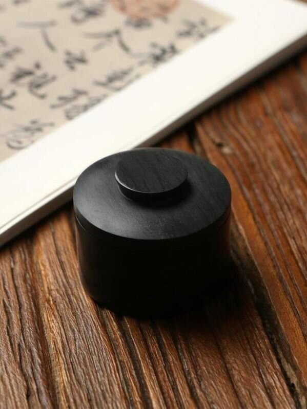 Чернильница , предназначенная для каллиграфии, изготовлена из натурального необработанного камня