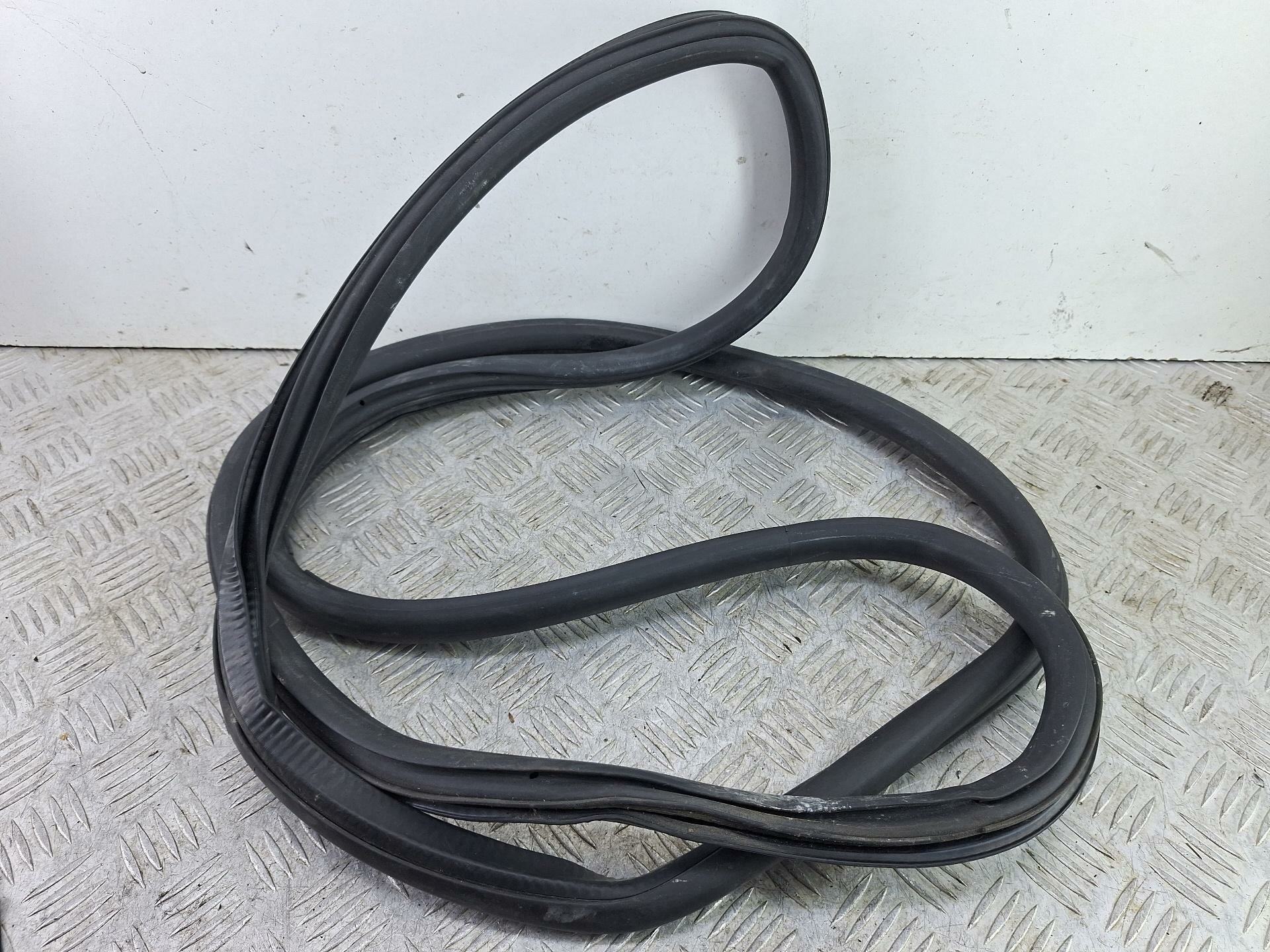 Уплотнитель двери задней левой Skoda Octavia 2 рест. 2011 1Z5867367K