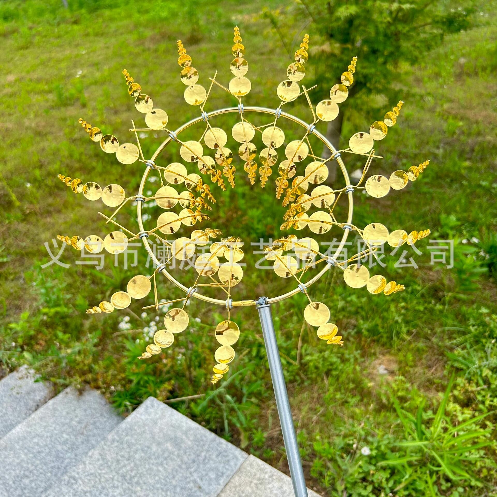 2026 Уличная вращающаяся металлическая ветряная мельница-украшение для сада, двора, газона, креативное изделие из железа, декоративное изделие ручной работы.